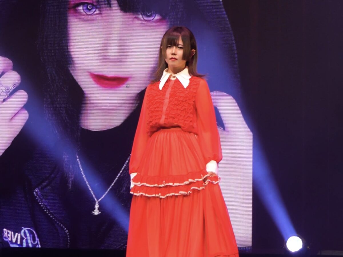 インタビューあり｜【BUZZ FES 2025】人気ライバーゑる、真紅ドレスでZepp新宿を魅了 – ライブタイムズ