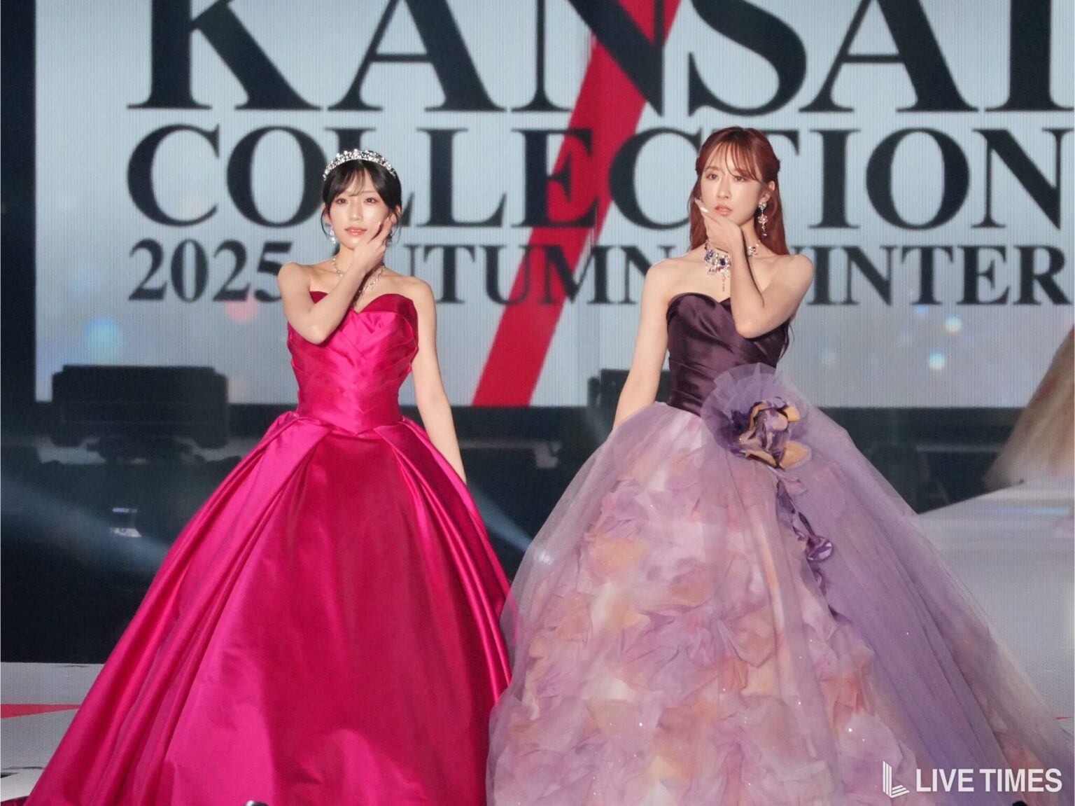 17LIVEライバーちぴ＆まや、息ぴったりのペアランウェイ。オフショルダードレスで美スタイル披露【関西コレクション2025A/W】 – ライブタイムズ
