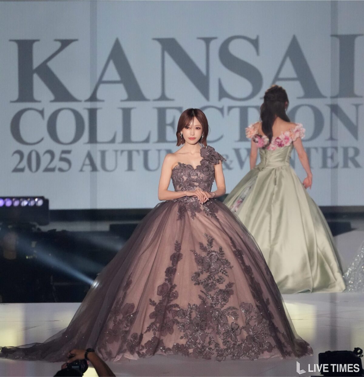 17LIVE人気ライバーゆたたん、関コレに3度目の出演。美肌際立つドレスで観客魅了【関西コレクション2025A/W】 – ライブタイムズ